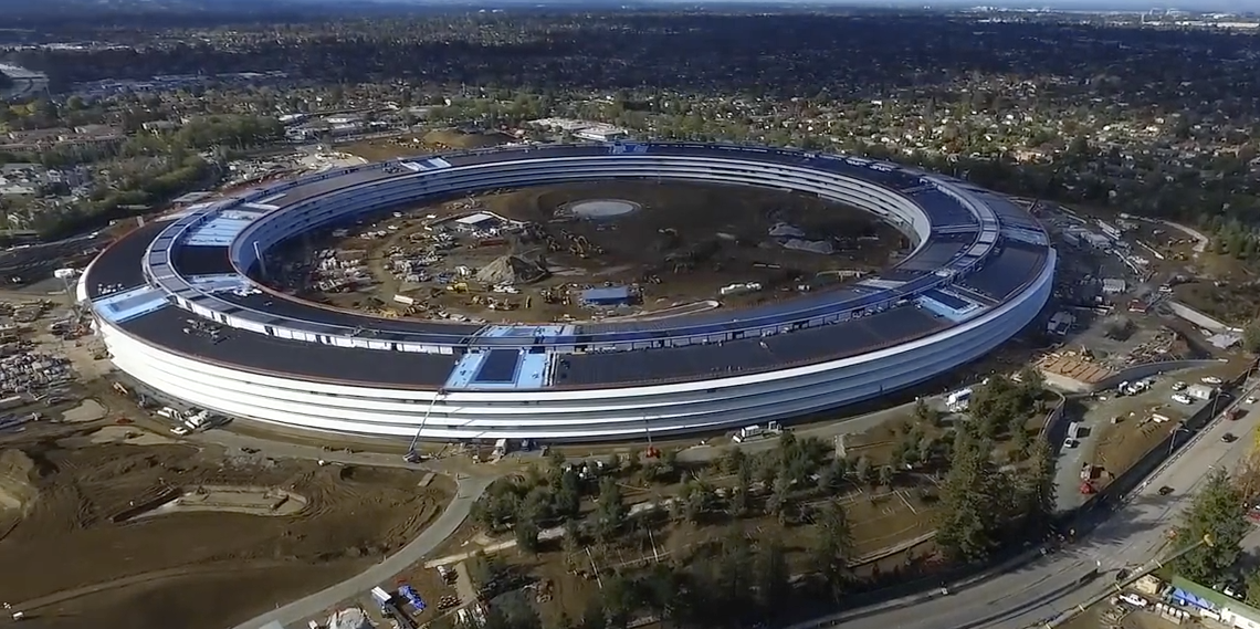Apple Campus 2 : le futuriste nouveau siège social d'Apple, survolé par ...
