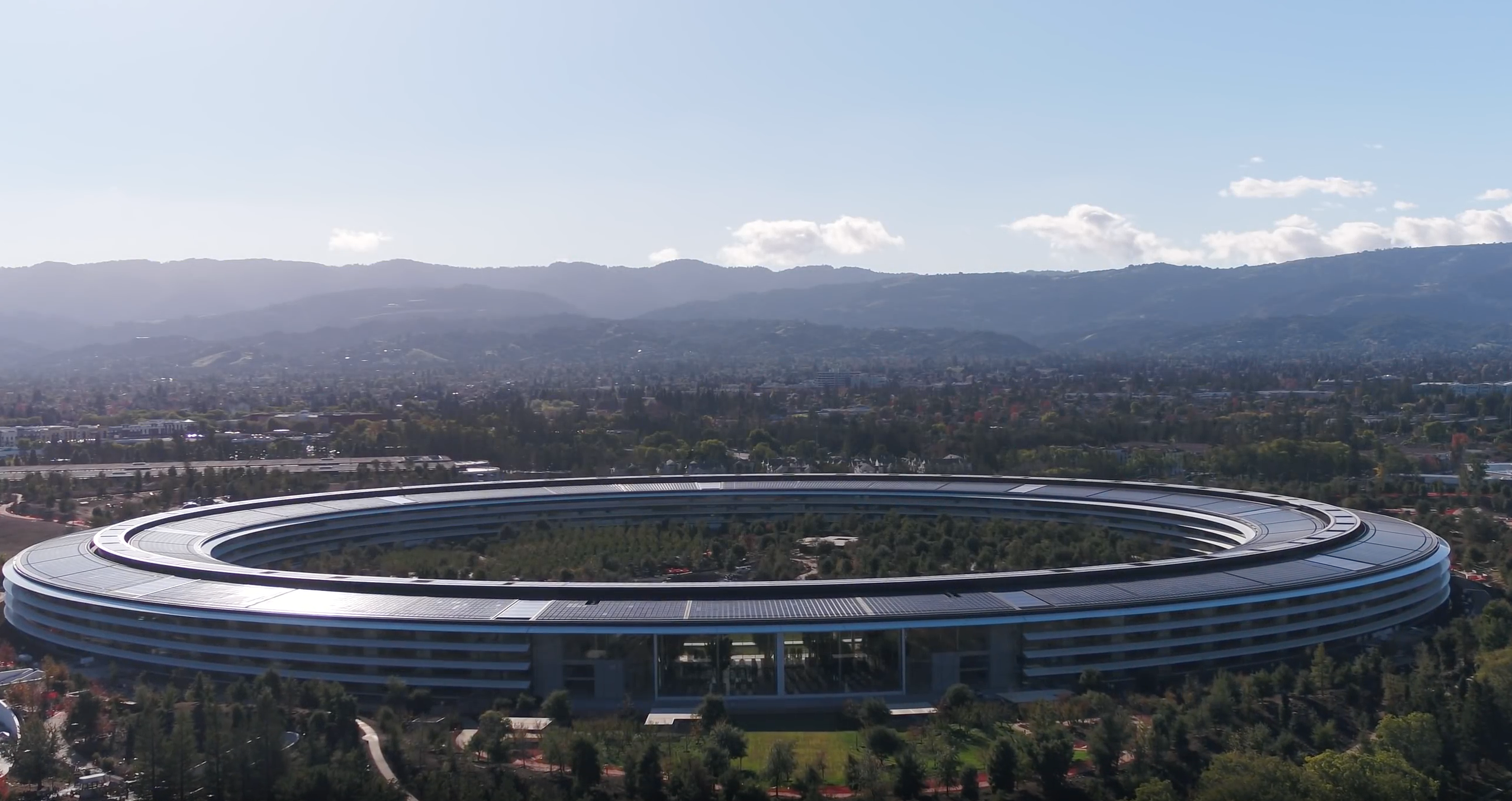 Apple Park vu d'un drone : le futuriste siège social d'Apple ouvrira en ...